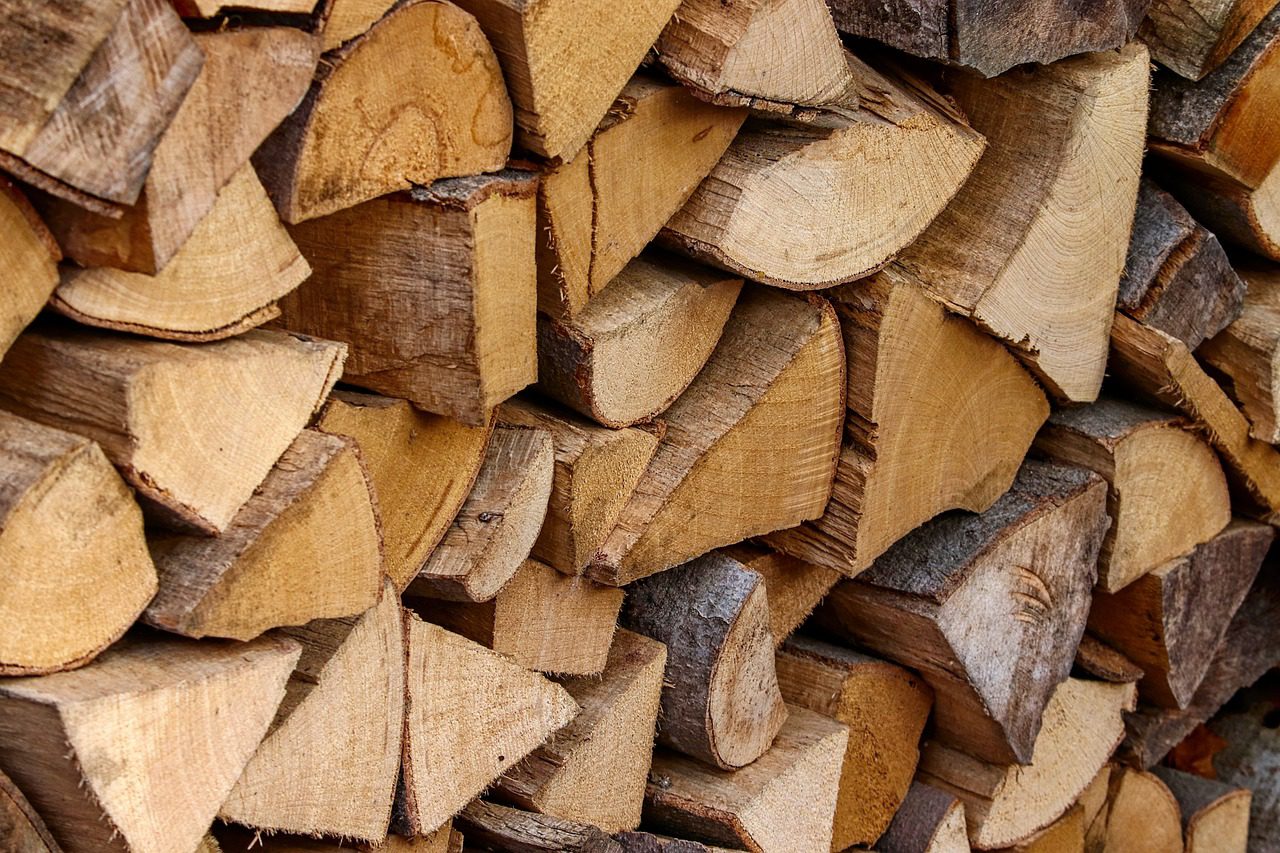 How to chop wood with a wood splitter. - Tralum